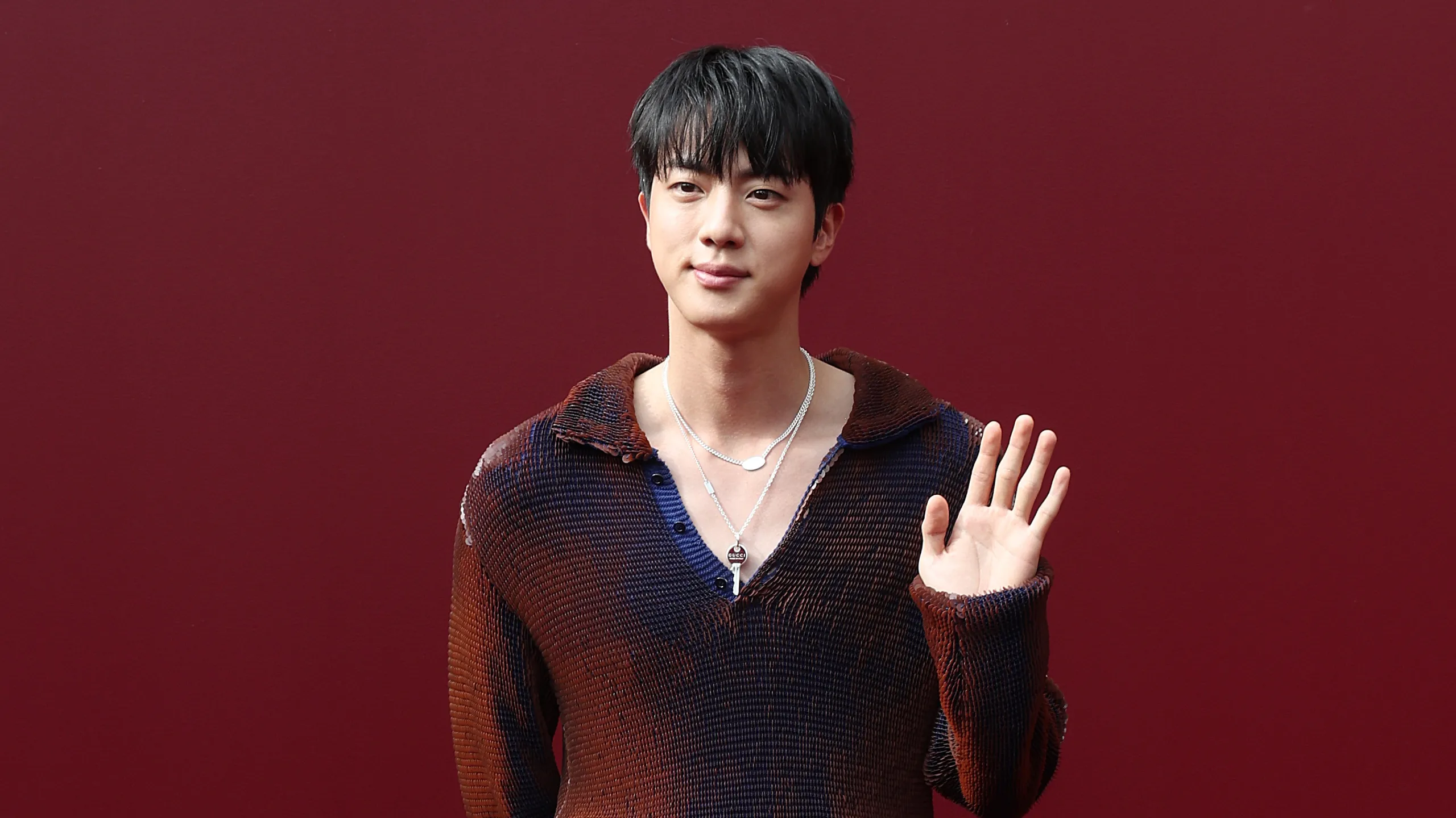 Jin realiza su debut en Milán como embajador de Gucci. - Noticias BTS en Español | BTS Army Spain
